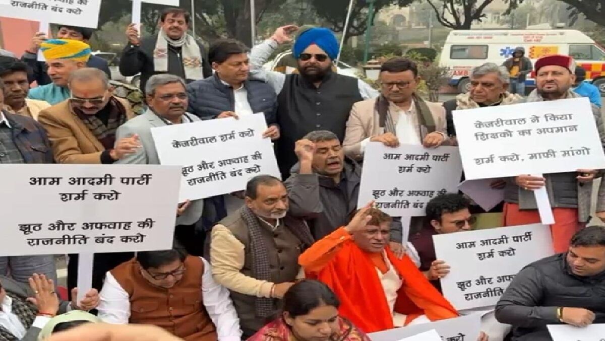 दिल्ली विधानसभा में कुत्तों के मुद्दे पर हंगामा, बीजेपी की मांग ...